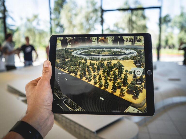 Augmented Reality: Definisi, 4 Contoh, Jenis & Cara Kerjanya